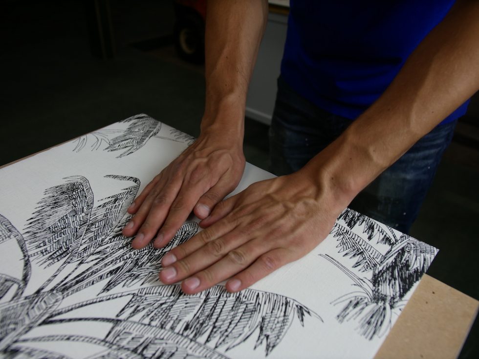 Crafting a wallpaper panel without glue: DIY instructions