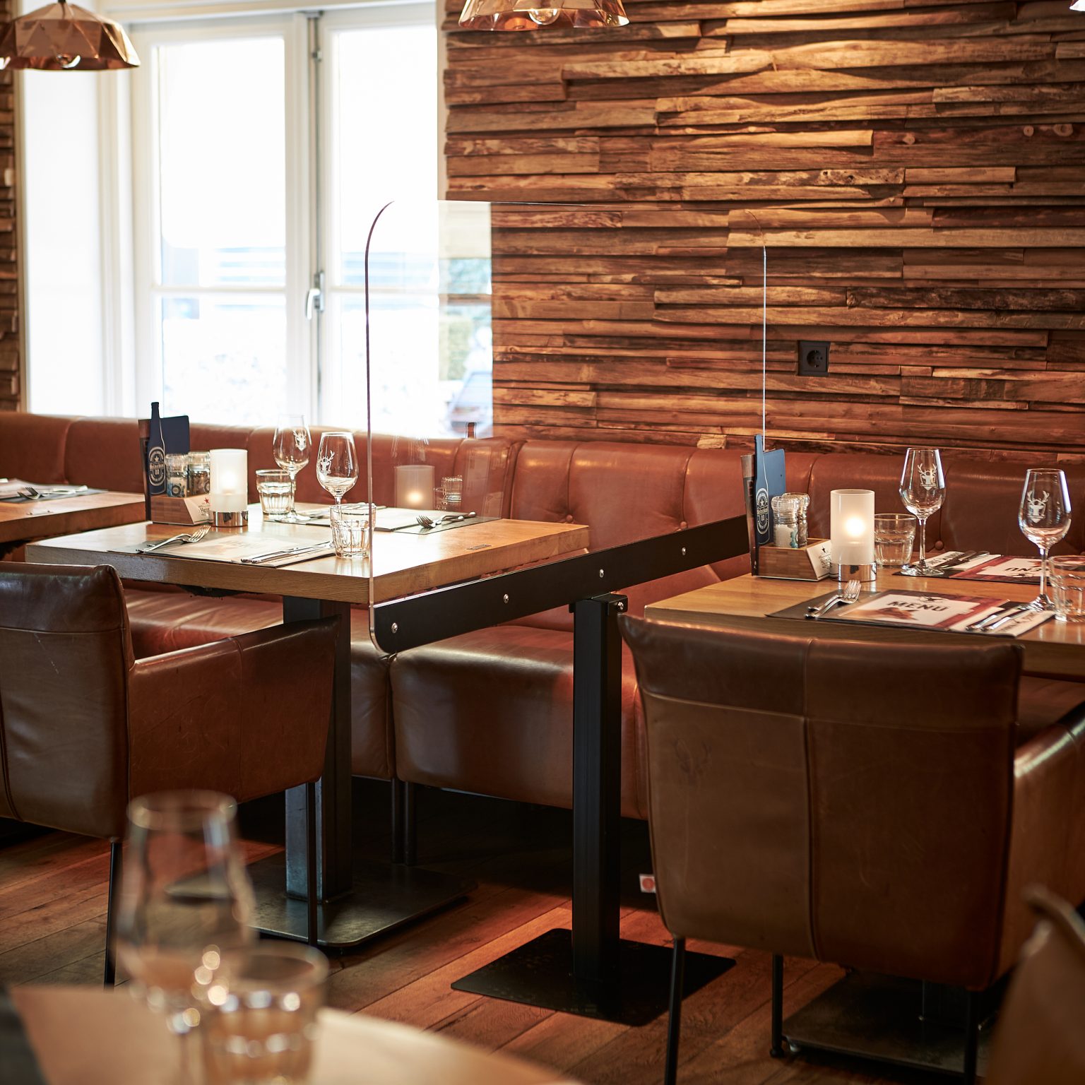 Perspex screen on a base | Plasticsheetsshop.co.uk