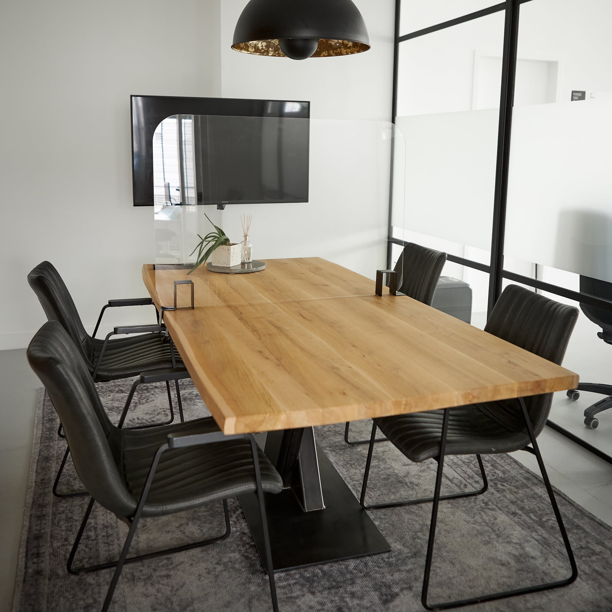 Tabletop Screen out of acrylic sheet | Plasticsheetsshop.co.uk